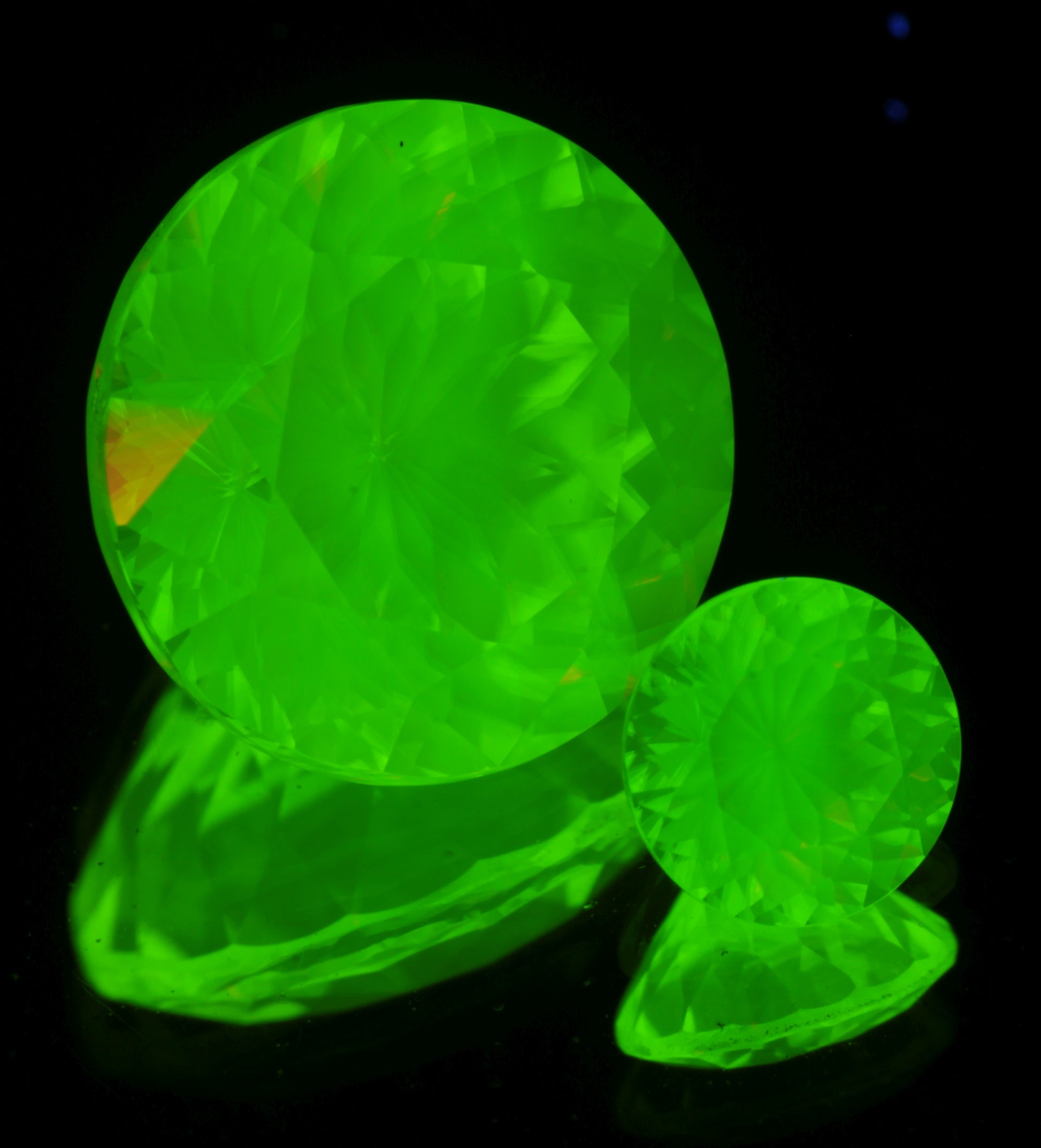 Color Change Er Lithium Niobate Laser Crystal with Green Fluorescence ...